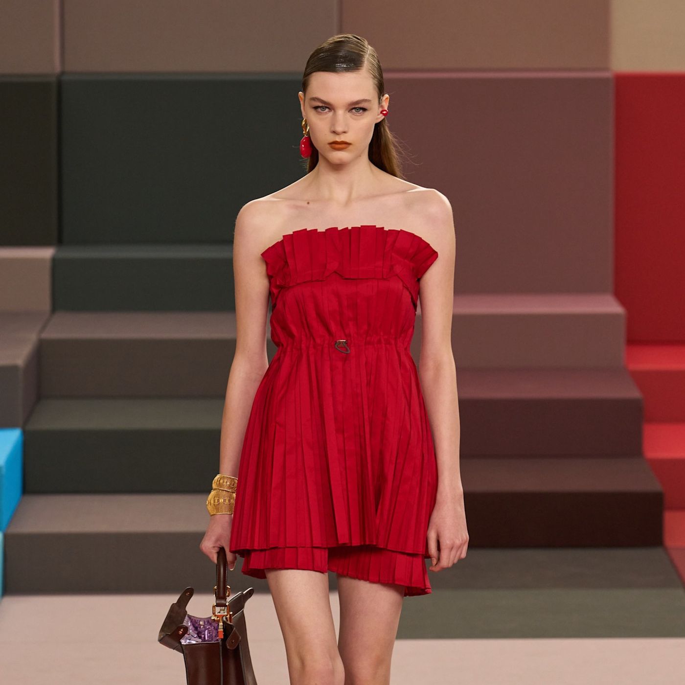 Artykuł: Sukienka w odcieniu Valentino Red wiosną 2026 przypomni o ...